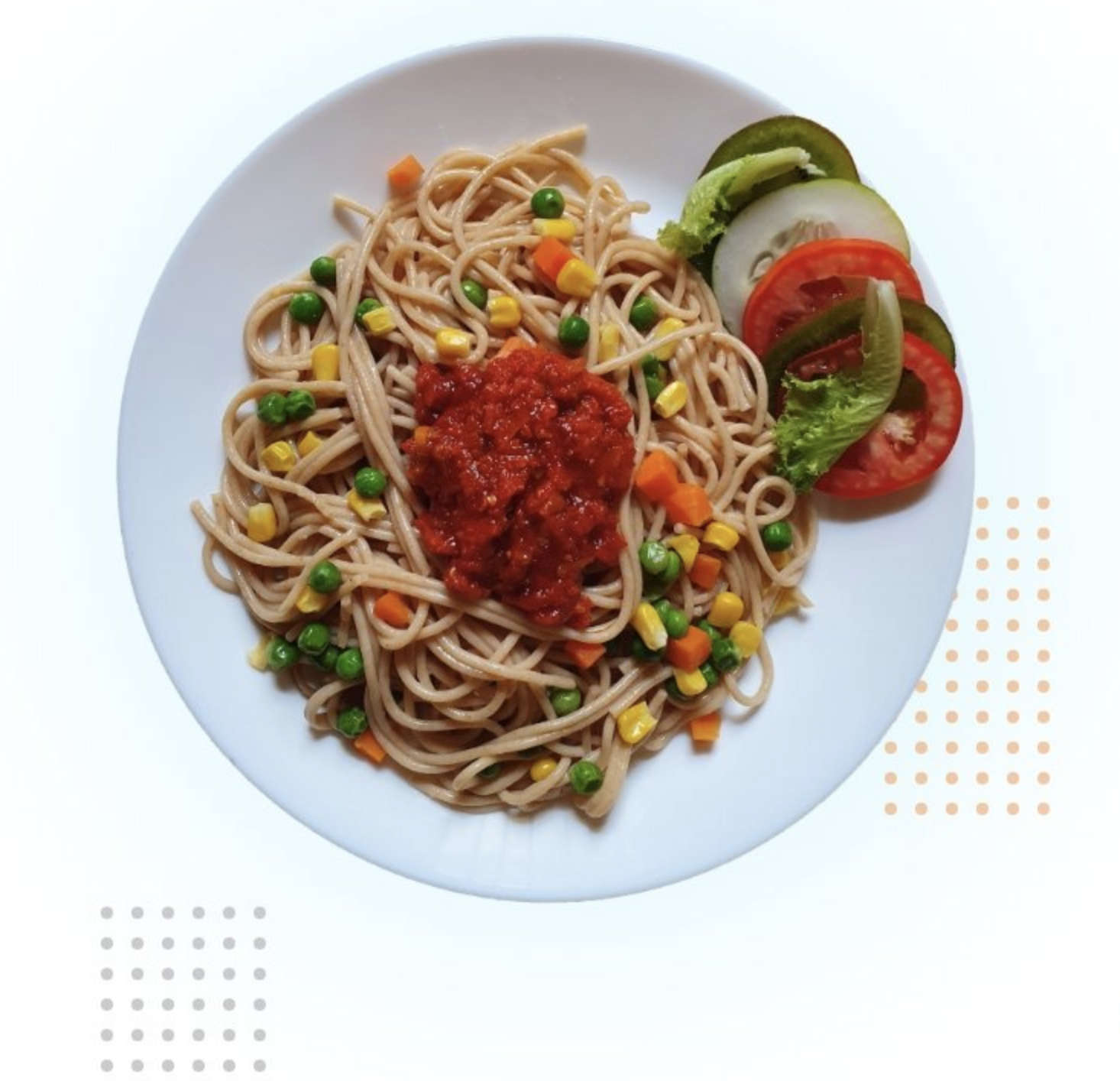 Plato de pasta con salsa napolitana y verduras